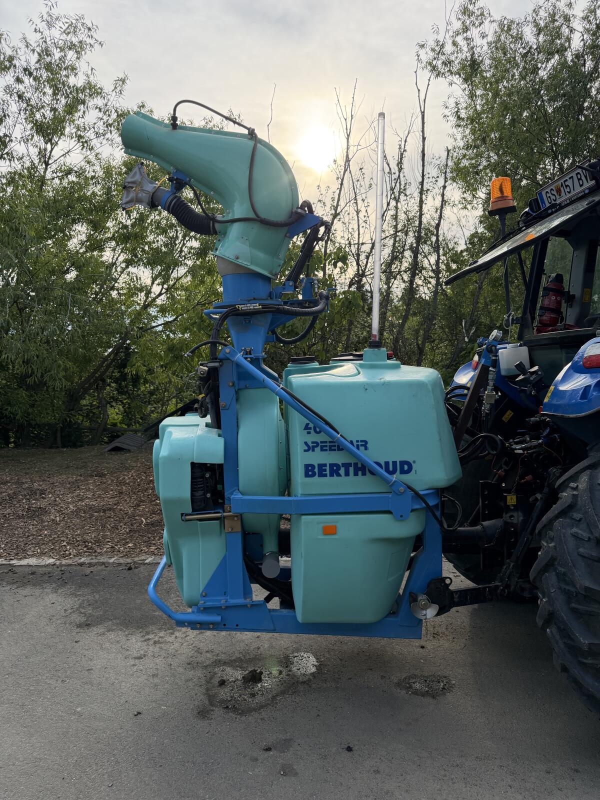 Feldspritzen: Berthoud Spritze pneumatisches Anbausprühgerät Speedair ...